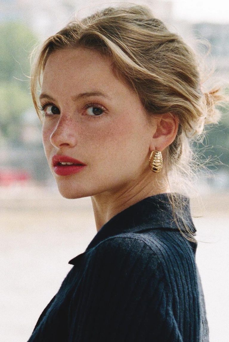 What is Gommage? The French Exfoliating Skincare Technique to Know 2024